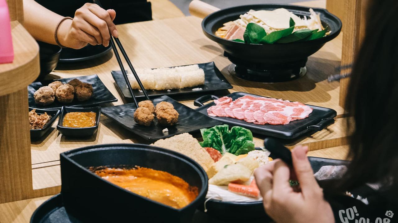 Layanan Unik Restoran Steamboat untuk Cegah Pelanggannya Makan Sendirian