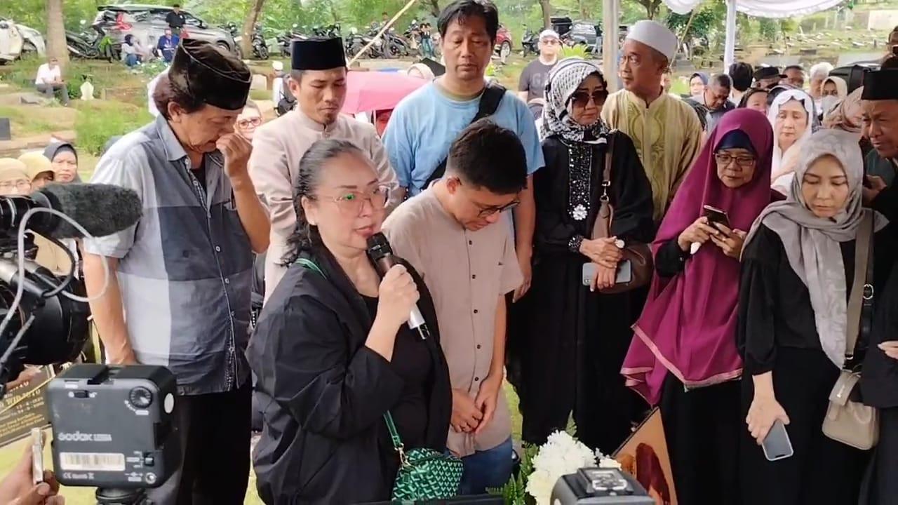 Ira Maya Sopha Menangis di Pusara Dina Mariana, Sebut Almarhumah ...