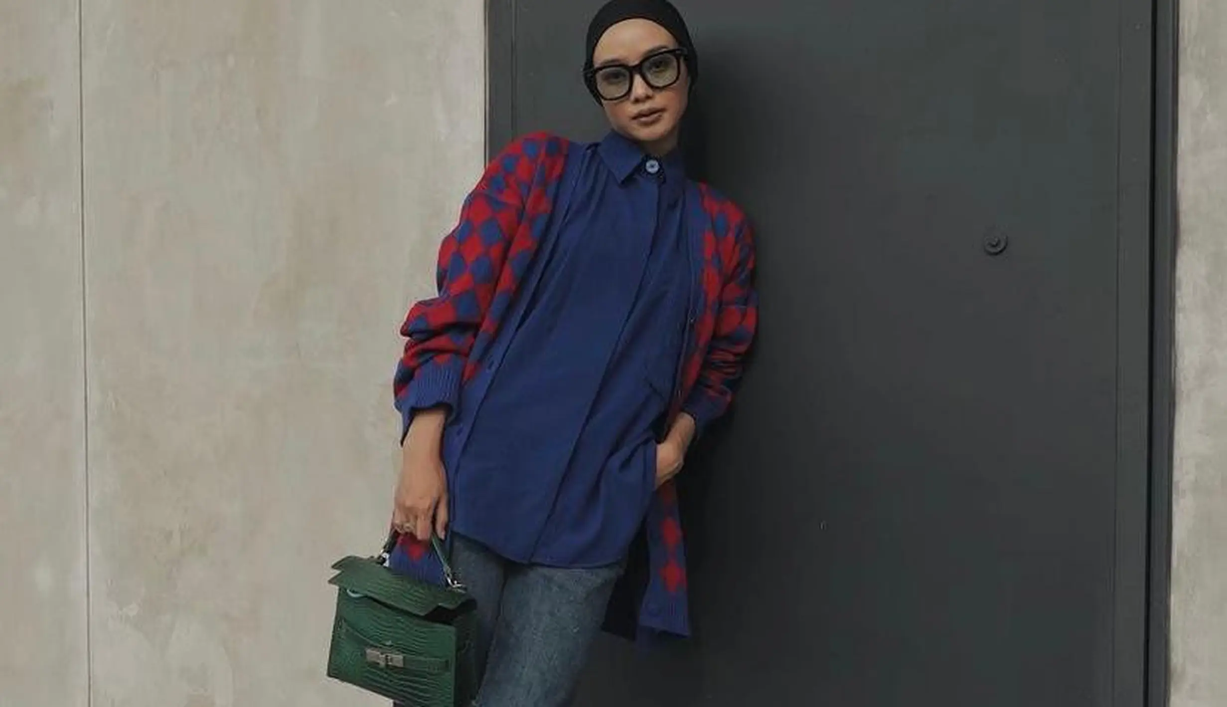 10 Ide Padu Padan Baju Warna Biru Dongker dengan Hijab, Simpel dan Elegan