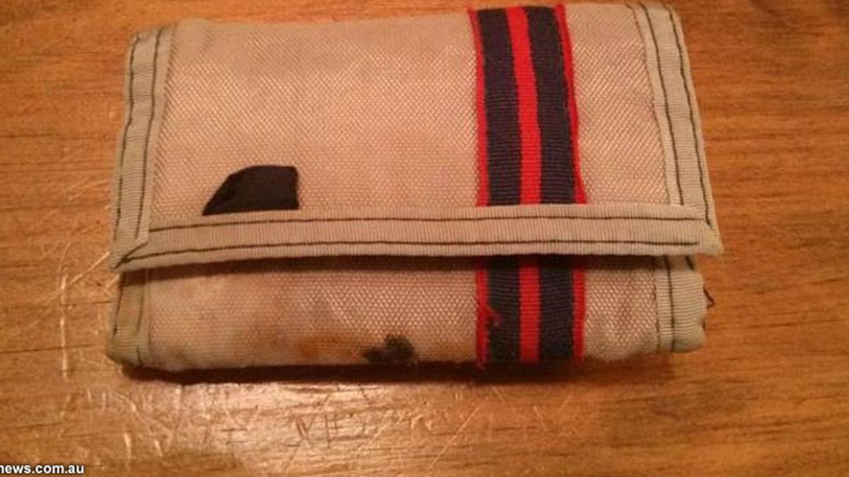 25 Tahun Hilang, Dompet Kesayangan Kembali ke Tangan Burton - Global ...