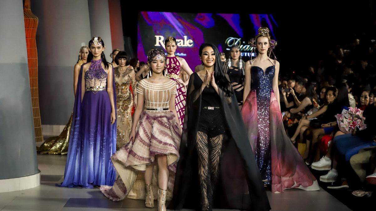 Gaun Party Bertebaran di Surabaya Fashion Parade 2018 Hari Keempat ...