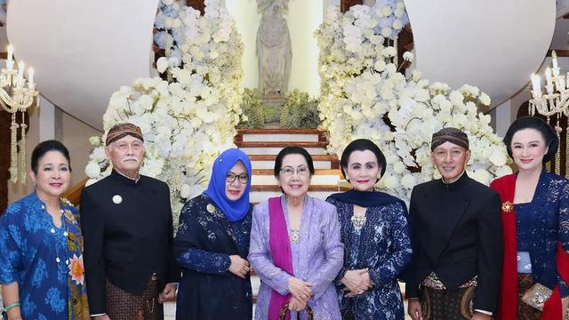 Potret Titiek Soeharto Hadiri Pernikahan Putra Ari Sigit, Kental Adat Jawa