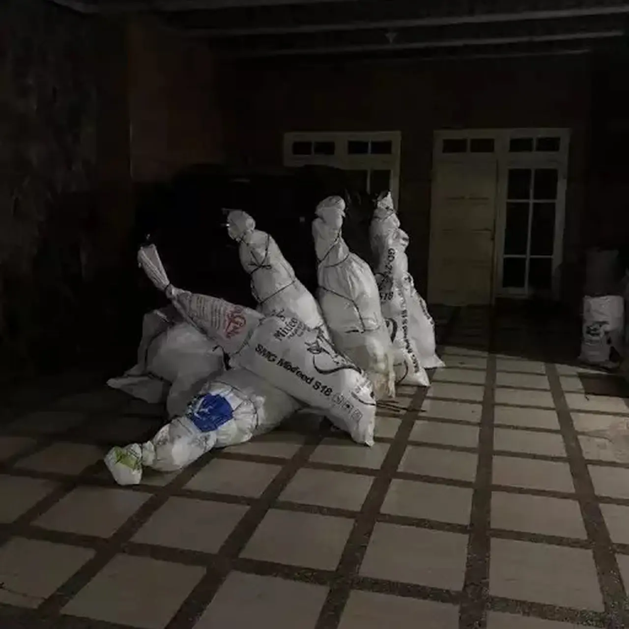 6 Potret Paket Barang Seperti Pocong Ini Nyeleneh, Sukses Bikin Kaget ...