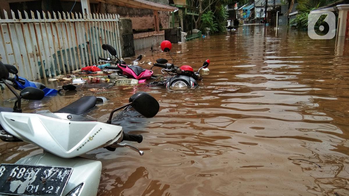 5 Pertolongan Pertama Saat Motor Kesayangan Terendam Banjir - Otomotif Liputan6.com