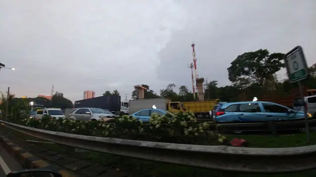 Tiang Rambu Elektronik Ambruk, Tol Jakarta-Cikampek Macet Parah - News ...
