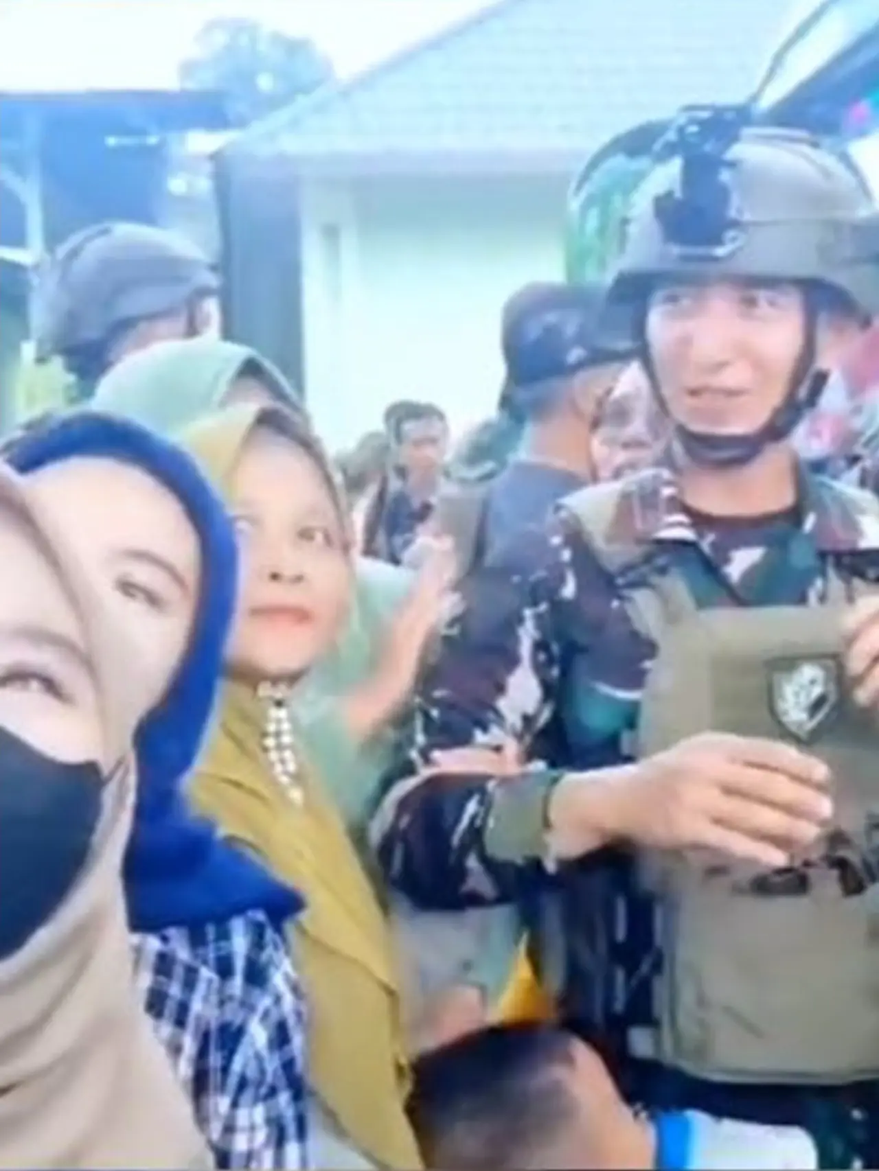 6 Potret Lettu Fardhana Diserbu Emak-Emak Minta Foto Bareng, Mendadak Banyak Fans - Hot Liputan6.com