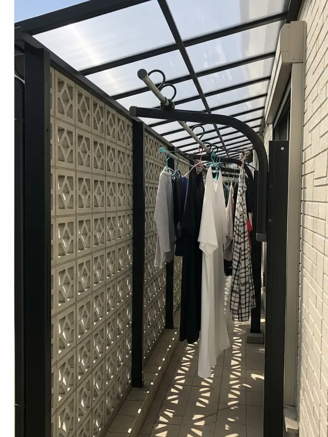 7 Ide Jemuran Samping Rumah Lebar 1 Meter dengan Roster dan Atap Terang