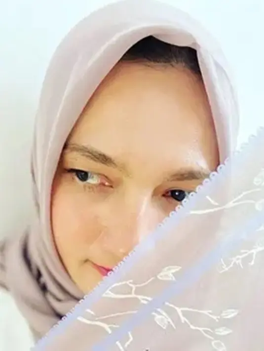 Potret Candid Sarah Amalia Mantan Istri Ariel Noah Saat Berhijab - Foto ...