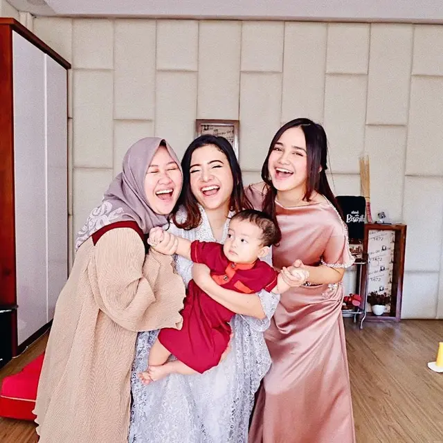 6 Potret Kebersamaan Syifa Hadju dengan Keponakan Rizky Nazar, Bak Adik Kandung - Hot Liputan6.com