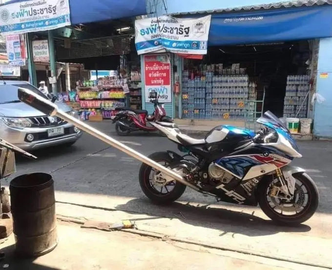 10 Potret Knalpot Motor Dibikin Segede Gaban, Mungkin Niatnya Mau Jadi ...