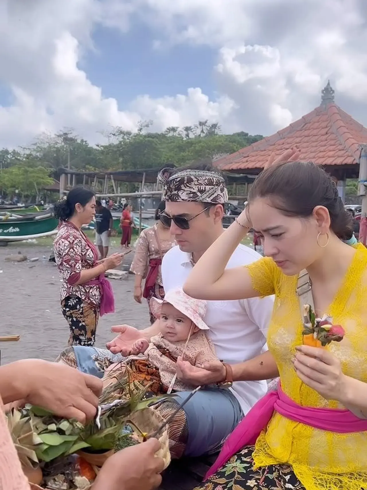 7 Potret Laura Theux dan Indra Brotolaras Jalani Upacara 3 Bulanan Anak ...