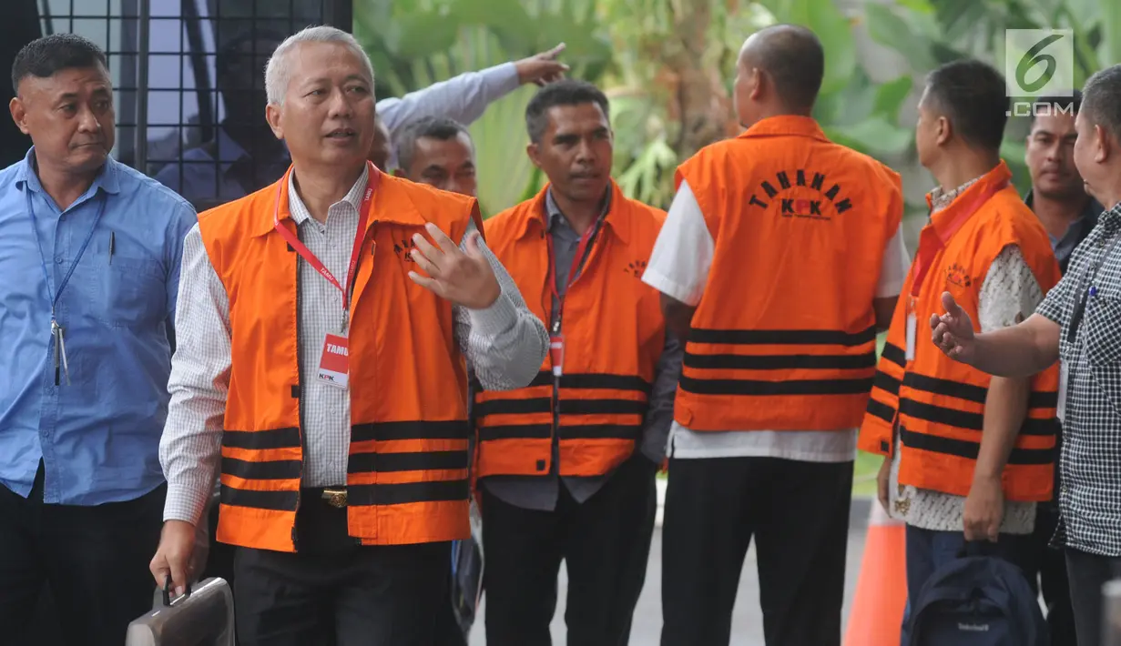 FOTO: Mantan Dirjen Hubla Bersama Tersangka Lainnya Jalani Pemeriksaan ...