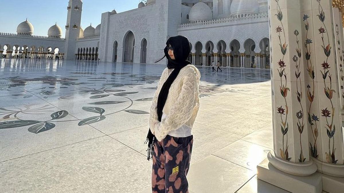 Jennie BLACKPINK Pakai Kerudung Saat Kunjungi Masjid di Abu Dhabi ...
