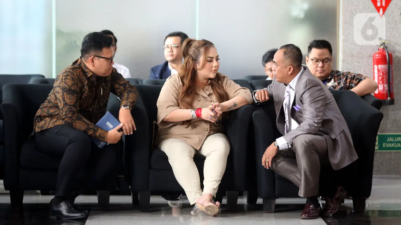 Diperiksa KPK terkait Kasus Korupsi BJB, Lisa Mariana Akui Terima Sejumlah Uang dari Ridwan ...