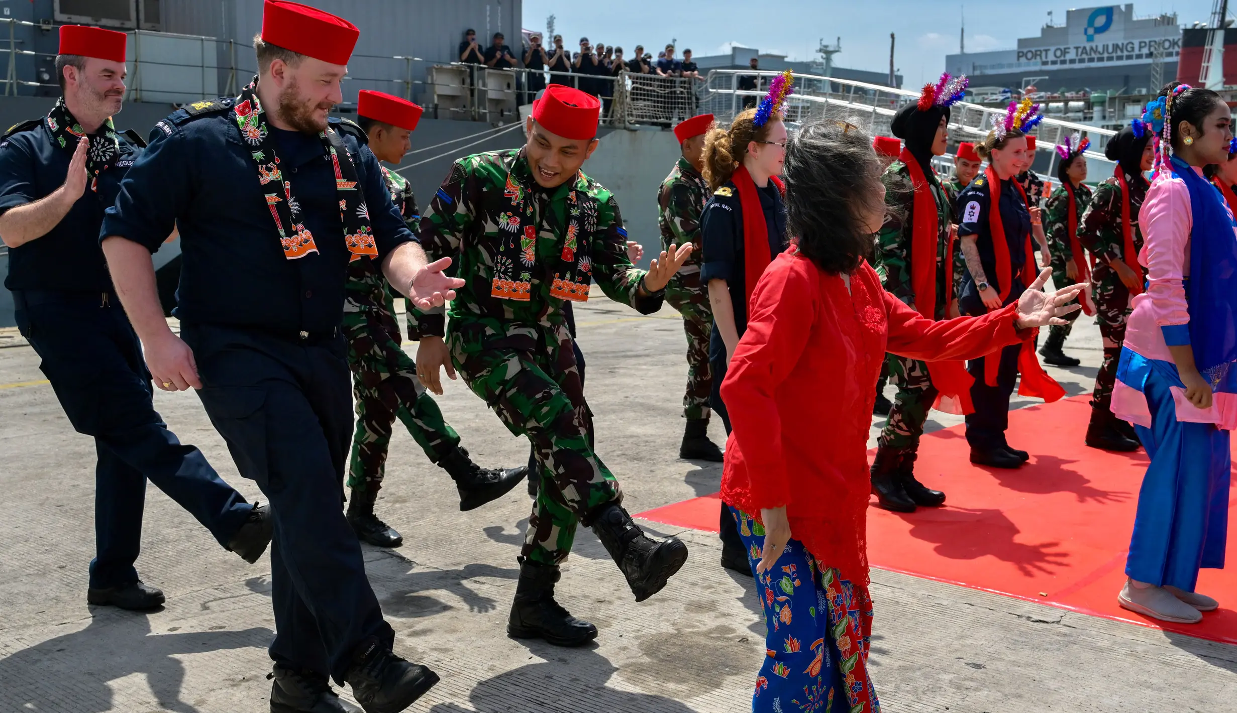 Perkuat Kerja Sama Militer, Kapal Angkatan Laut Inggris HMS Spey Berlabuh di Jakarta - Foto ...