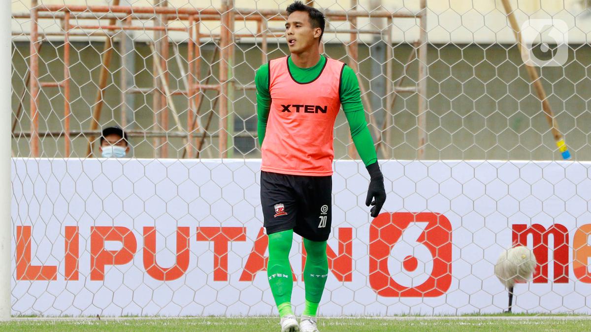 FOTO: Momen Unik Muhammad Ridho Pakai Rompi Saat MU vs PSS Sleman di ...