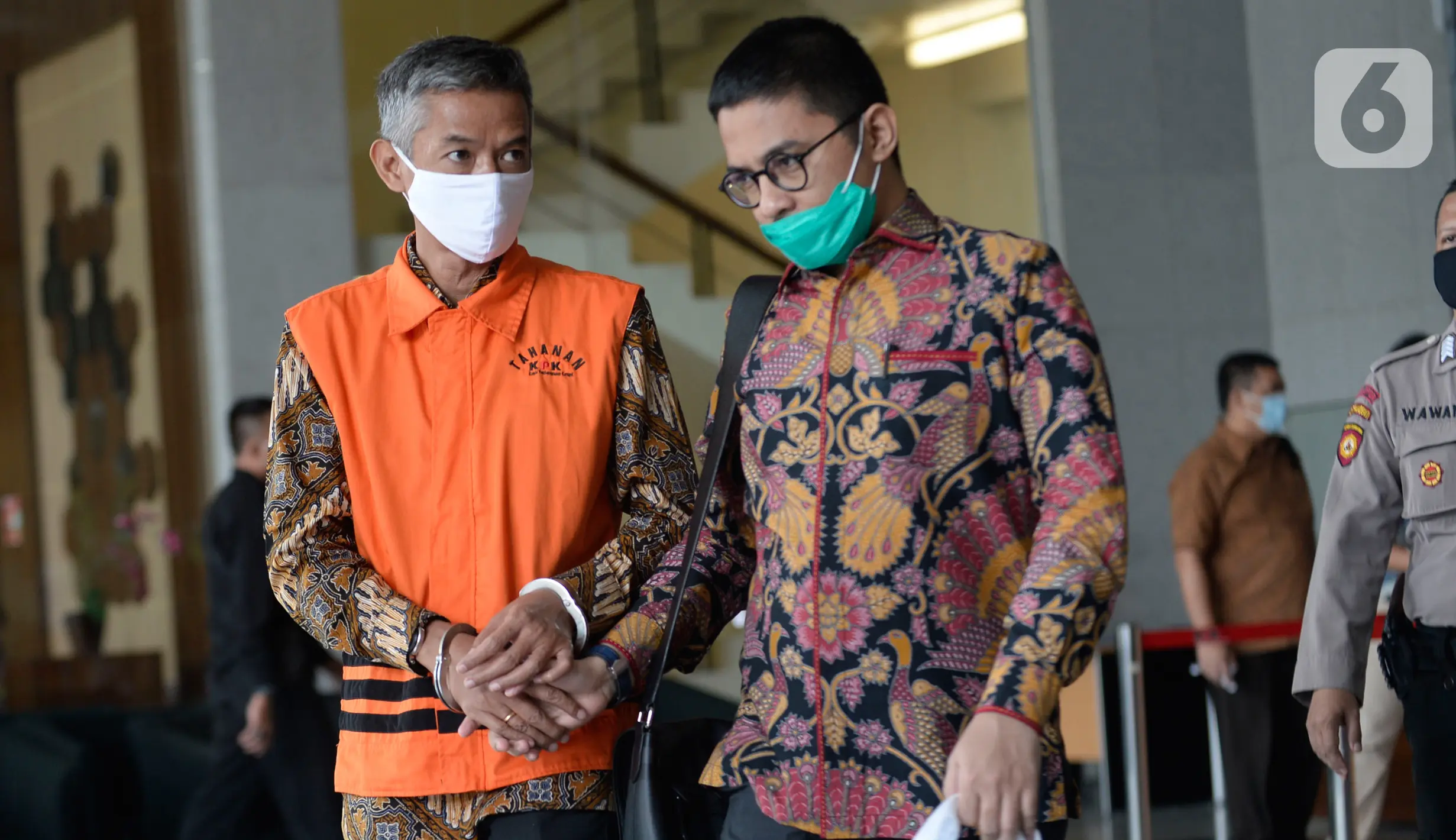 FOTO: Ekspresi Wahyu Setiawan Usai Jalani Sidang Dakwaan - Foto Liputan6.com