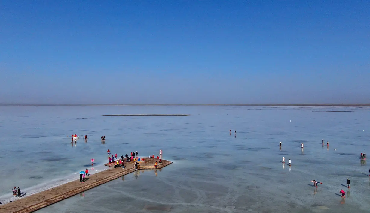 FOTO: Pemandangan Danau Garam Caka yang Memukau - Foto Liputan6.com