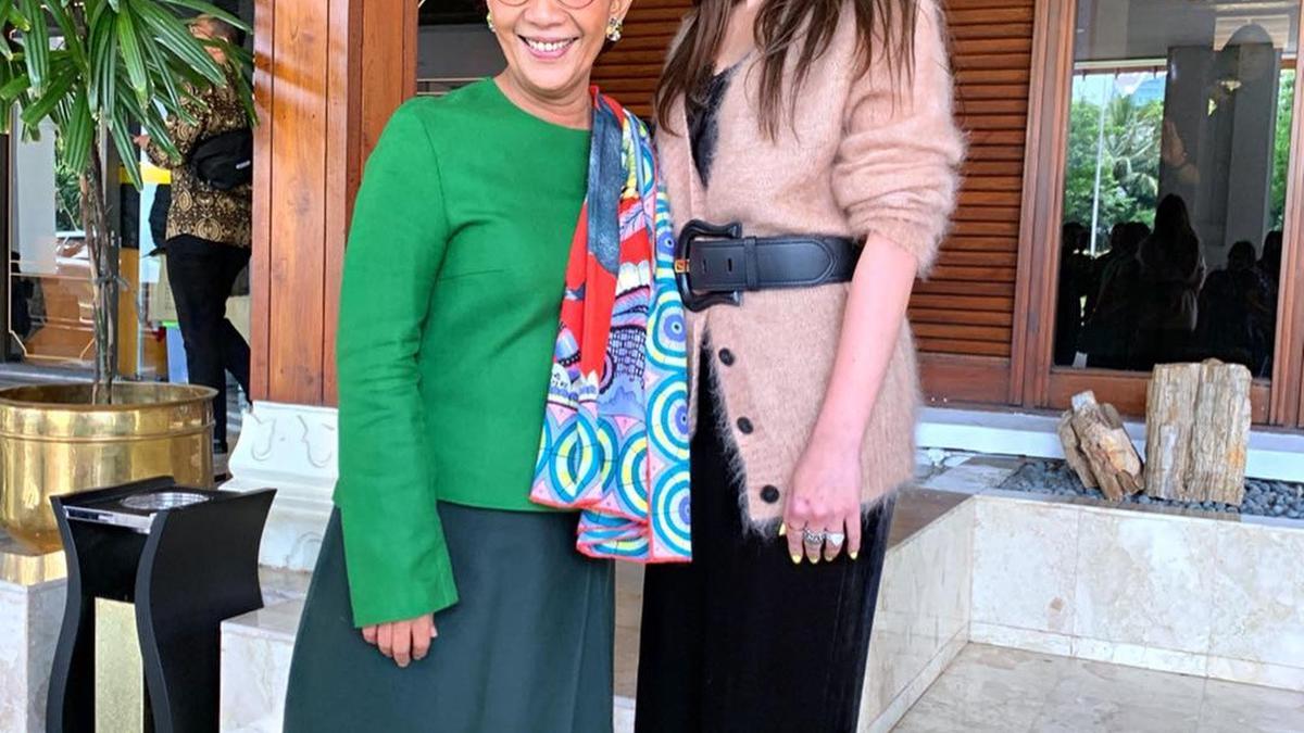 Foto Bareng Menteri Susi, Luna Maya Tenteng Tas Ratusan Juta Rupiah
