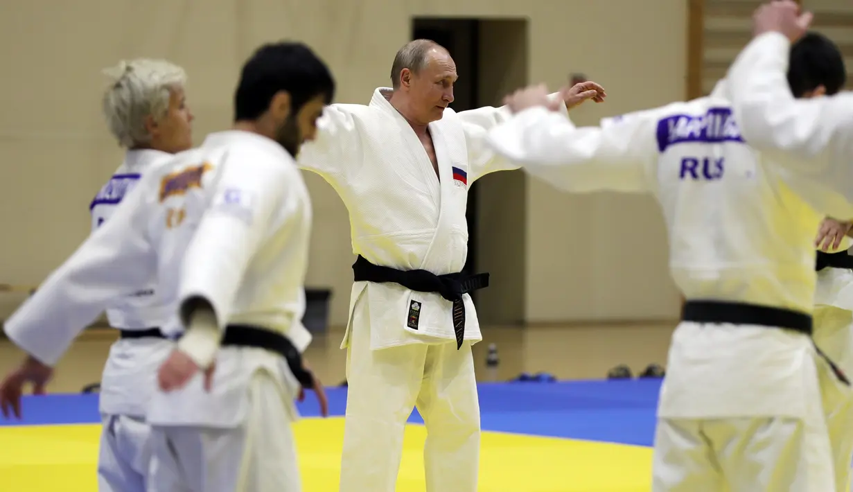 FOTO: Aksi Putin Latihan Judo Bersama Atlet Nasional Rusia - Foto ...