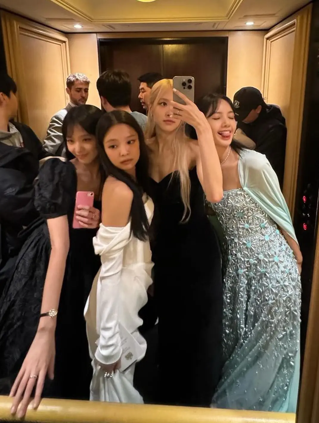 6 Gaya Jennie Blackpink Kenakan Gaun Pengantin Putih saat Hadir di ...