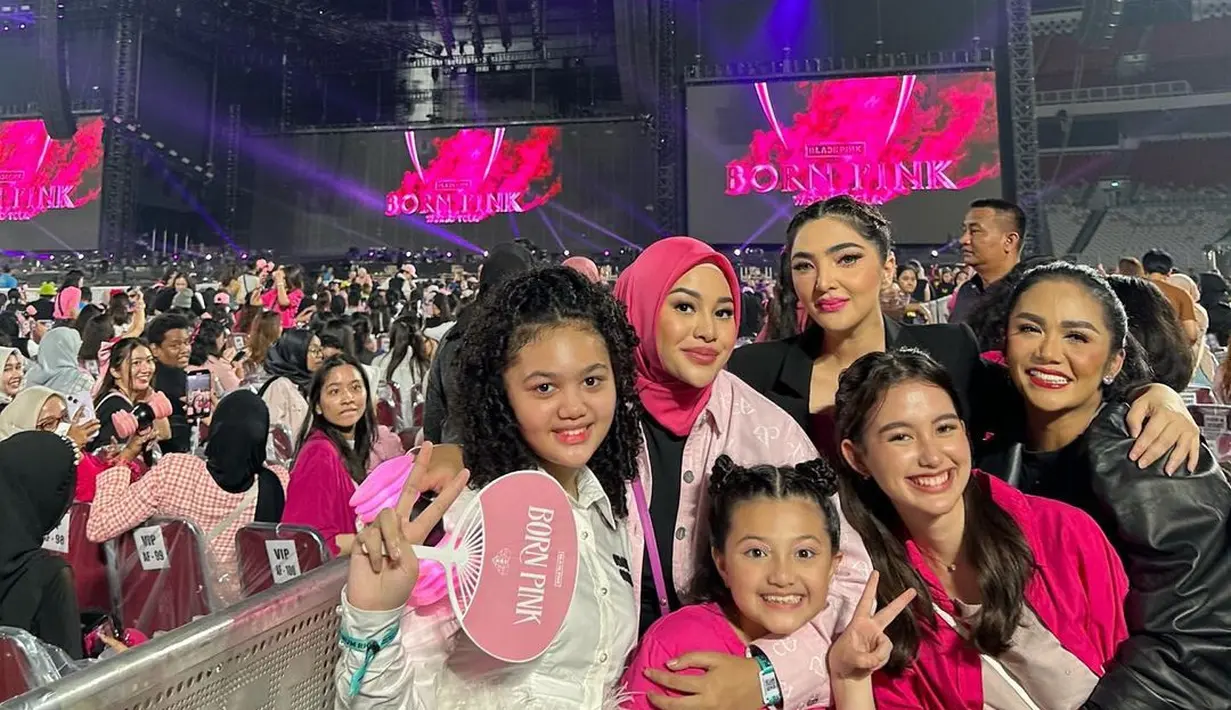 Keseruan Para Artis Nonton Konser BLACKPINK - Foto Liputan6.com