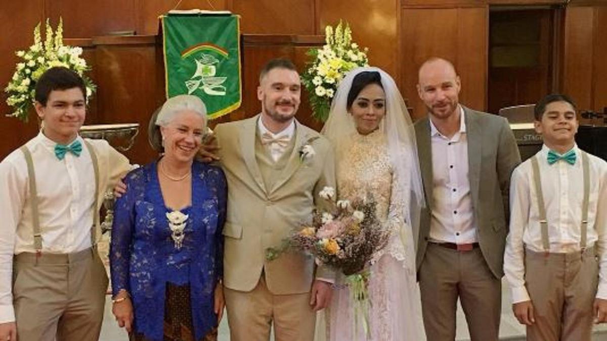 Foto-foto Bahagia Pernikahan Kedua Jono Armstrong