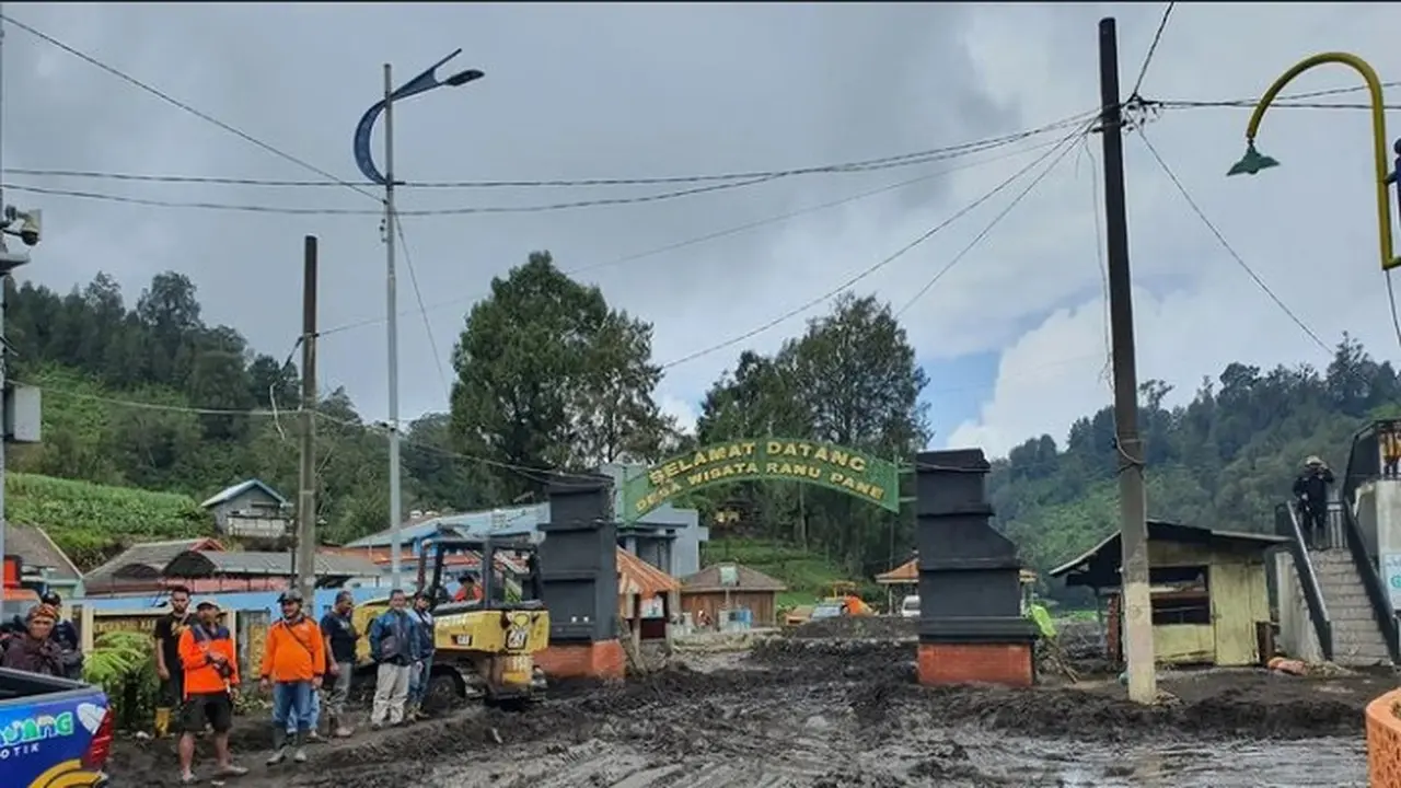 Satu Pura di Ranu Pani Lumajang Rusak Diterjang Banjir dan Longsor - Surabaya Liputan6.com