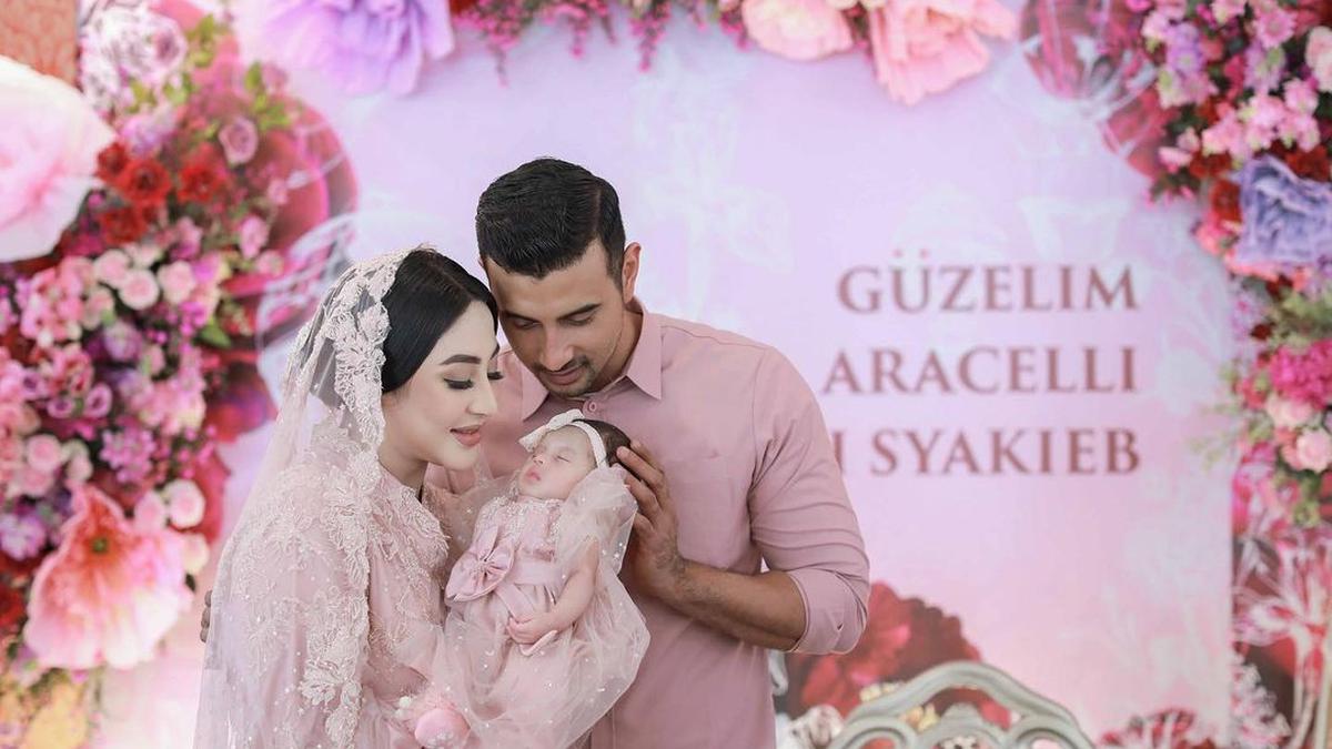 8 Potret Baby Guzel, Anak Ali Syakieb yang Cantiknya Seperti Boneka - Entertainment Fimela.com