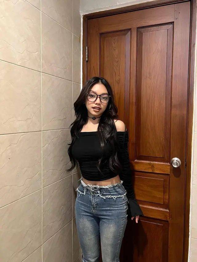 Pakai Kacamata Bikin Penampilannya Makin Menarik, Intip 7 Potret Naura Ayu yang Punya Daya Tarik ...