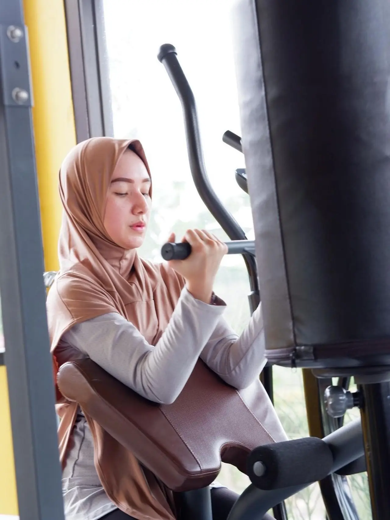 6 Potret Indri Giana saat Fitness, Dapat Dukungan Ustaz Riza Muhammad ...