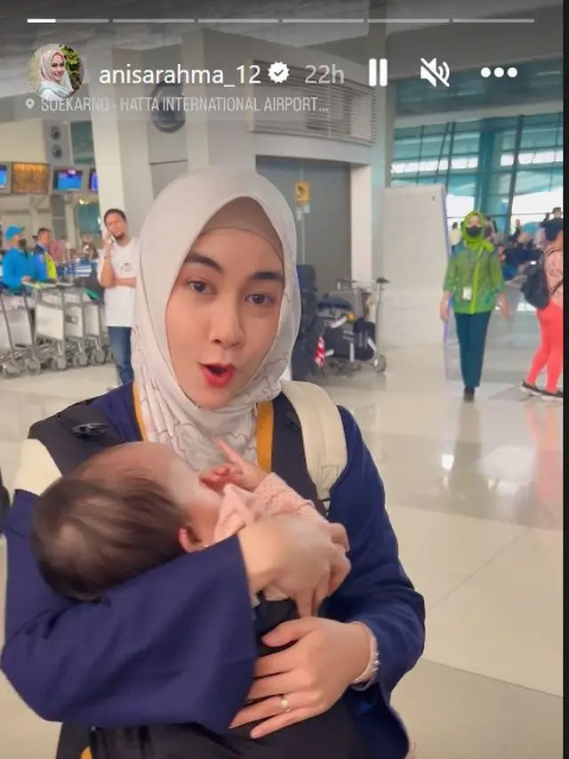 6 Potret Anisa Rahma dan Anindito Dwis Umrah Bareng Bayi Kembarnya, Sudah Siap dengan Aneka ...