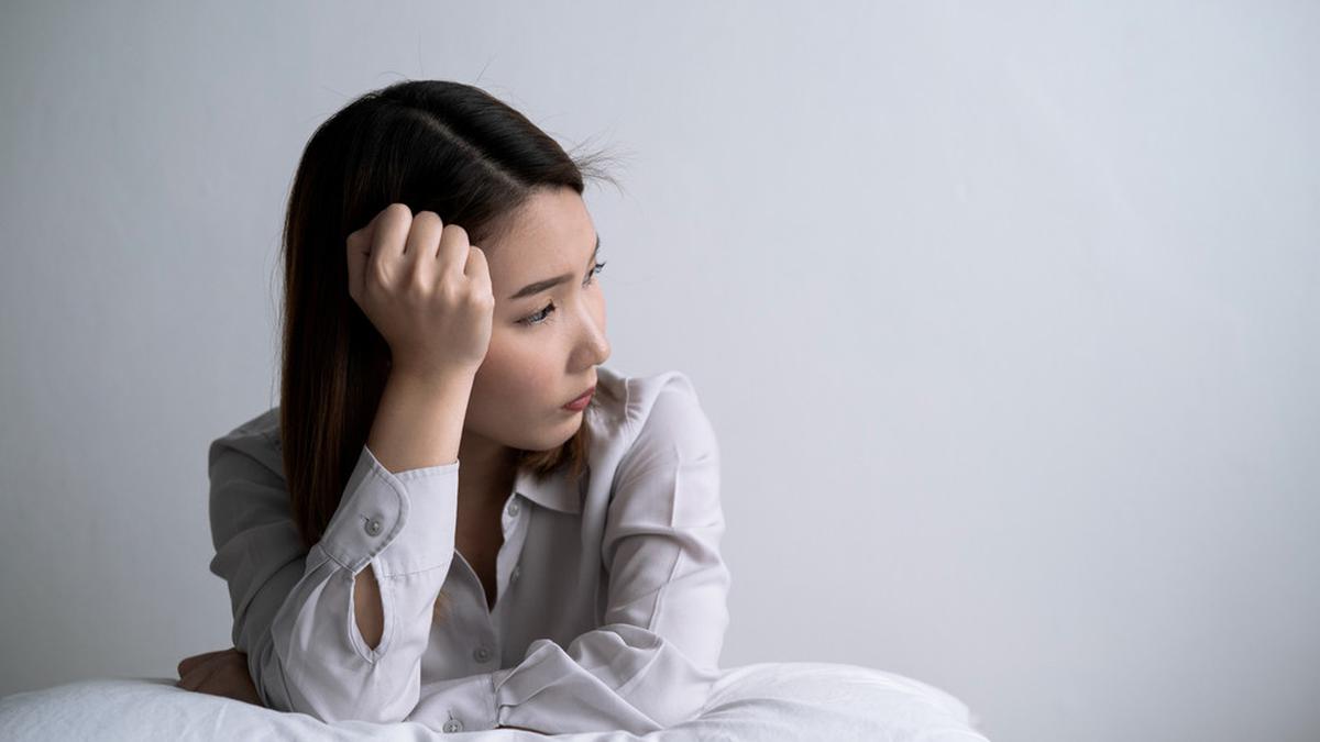 Simak Alasan dan Cara Mengatasi Kesepian dalam Hubungan - Lifestyle ...