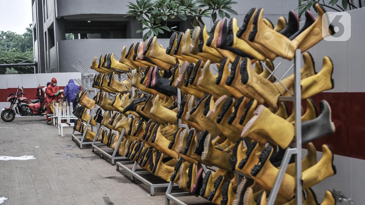FOTO: Profesi Pencuci Sepatu Tenaga Medis Covid-19 - Foto Liputan6.com