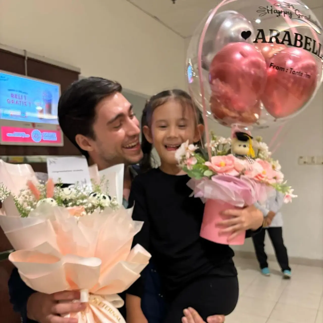 6 Potret Eryck Amaral dan Arabella, Selalu Luangkan Waktu Bertemu Anak ...