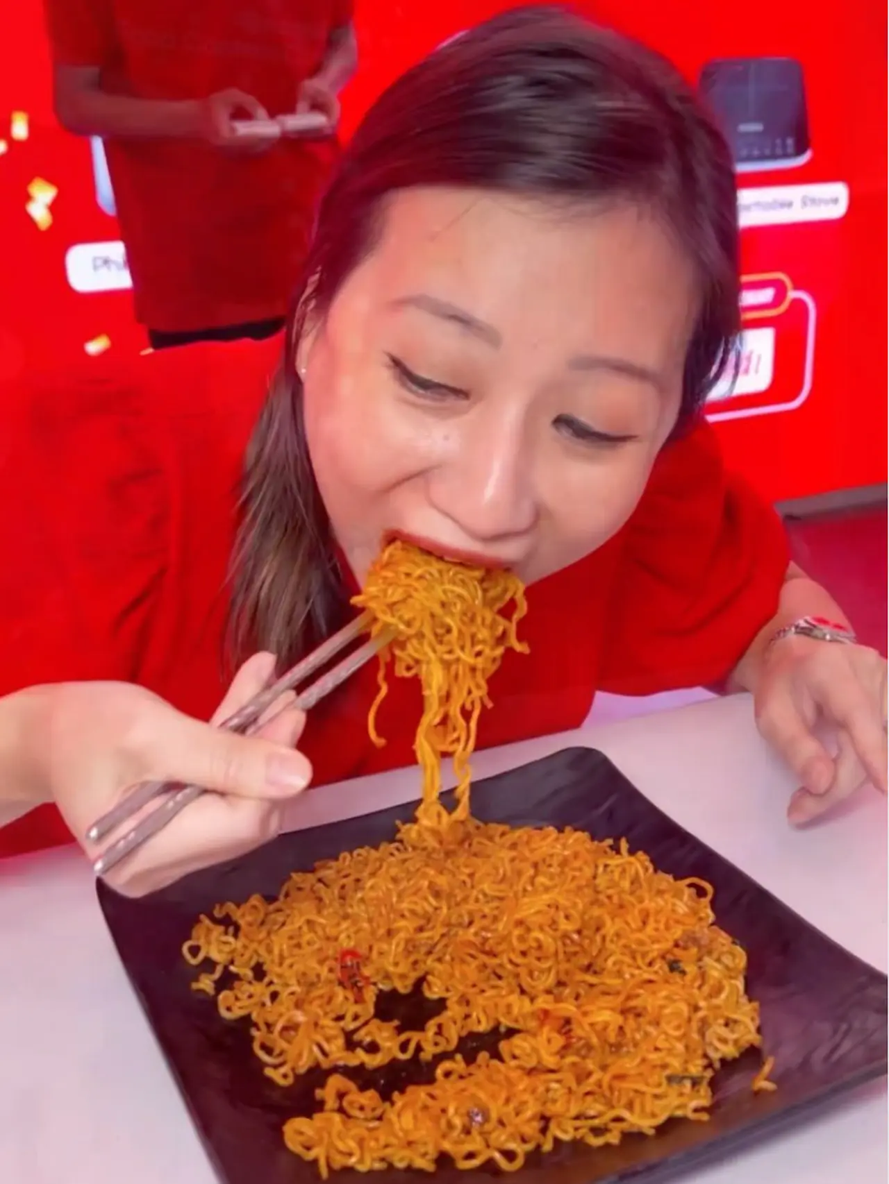 Selebgram Nana Koot Bikin Heboh FuntaShin Festival 2023, Mukbang Ramyun ...