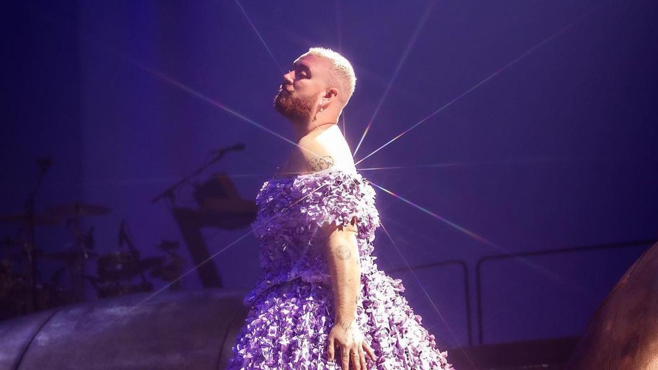 Sam Smith Tampil Nyentrik Saat Manggung di Los Angeles, Pakai Gaun ...