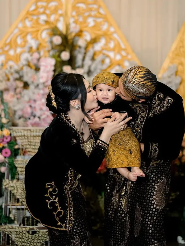 Pesona Via Vallen Dibalut Kebaya Velvet Hitam dengan Riasan Full Makeup saat Tedak Siten Adat ...