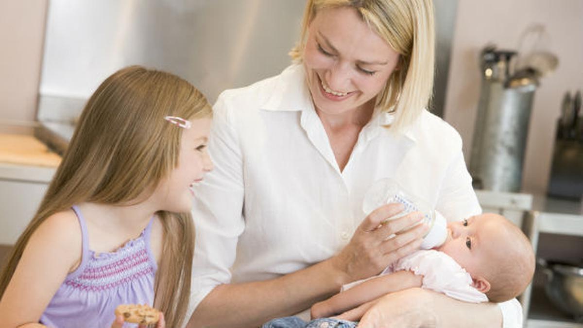 Yuk Ajak Kakak Mengenal Adik Bayi - Parenting Fimela.com