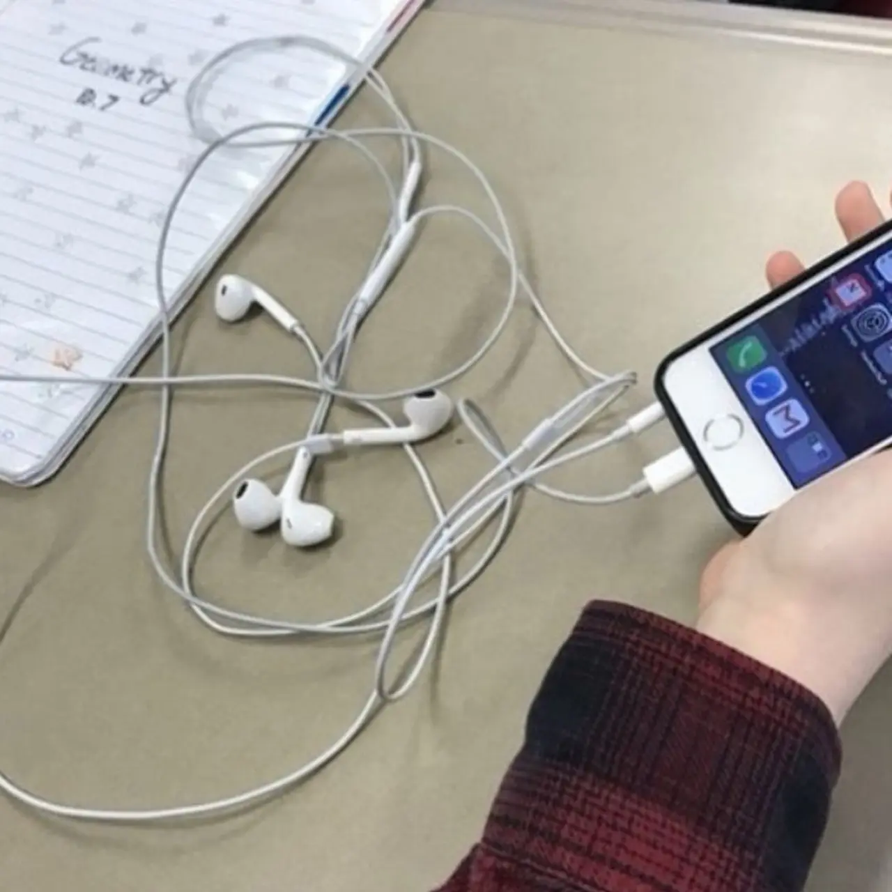 6 Momen Gokil Pakai Earphone Ini Kelewat Absurd, Bikin Geleng Kepala ...