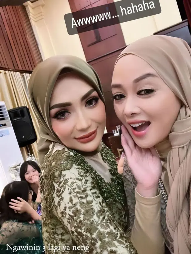 7 Potret Imel PC dalam Pernikahan Sang Adik, Tampil Menawan dengan Kebaya Hijau - Hot Liputan6.com
