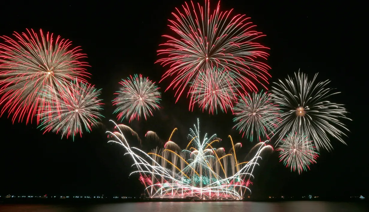 FOTO: Hujan Kembang Api Hiasi Langit Filipina - Foto Liputan6.com