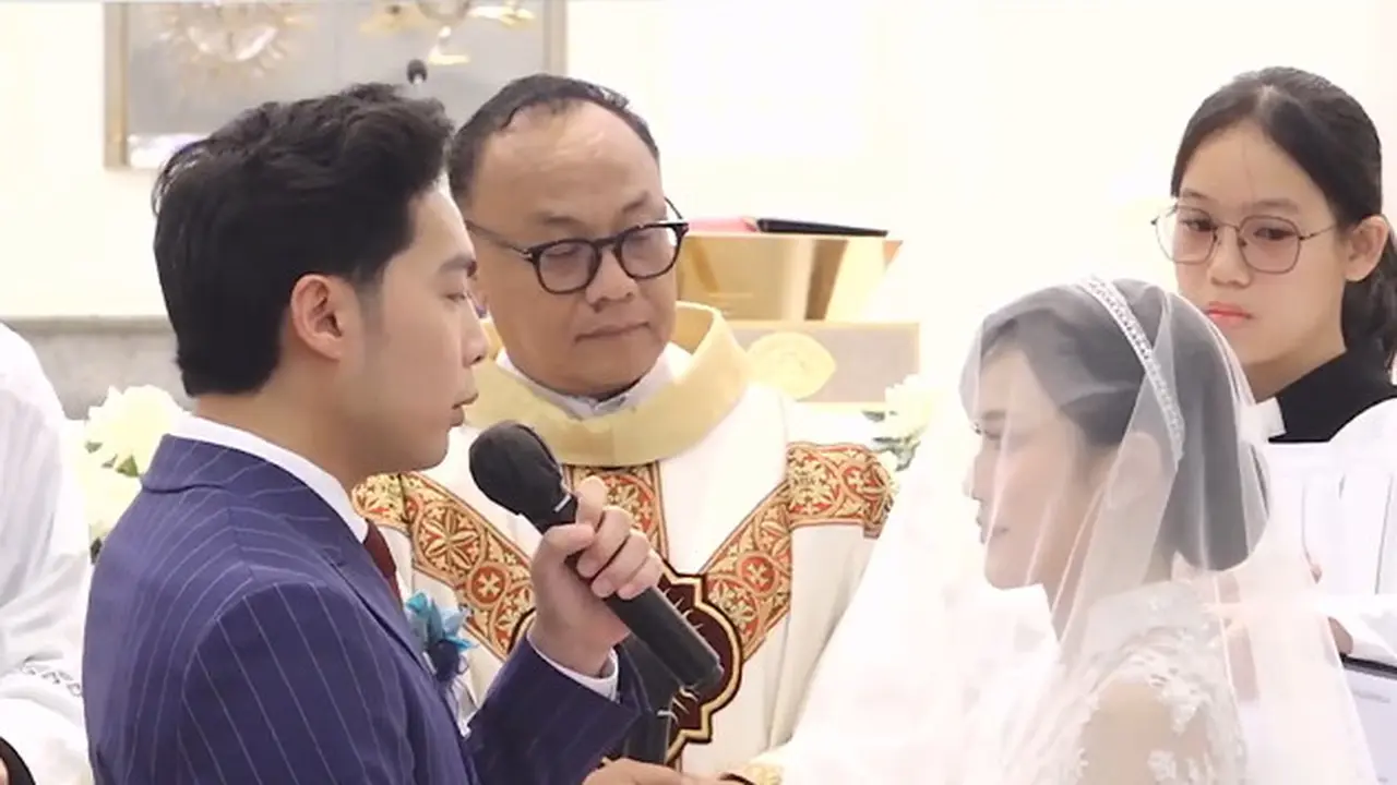 8 Momen Pemberkatan Pernikahan Jessica Jane dan Erwin Phang, Digelar Intimate - Hot Liputan6.com