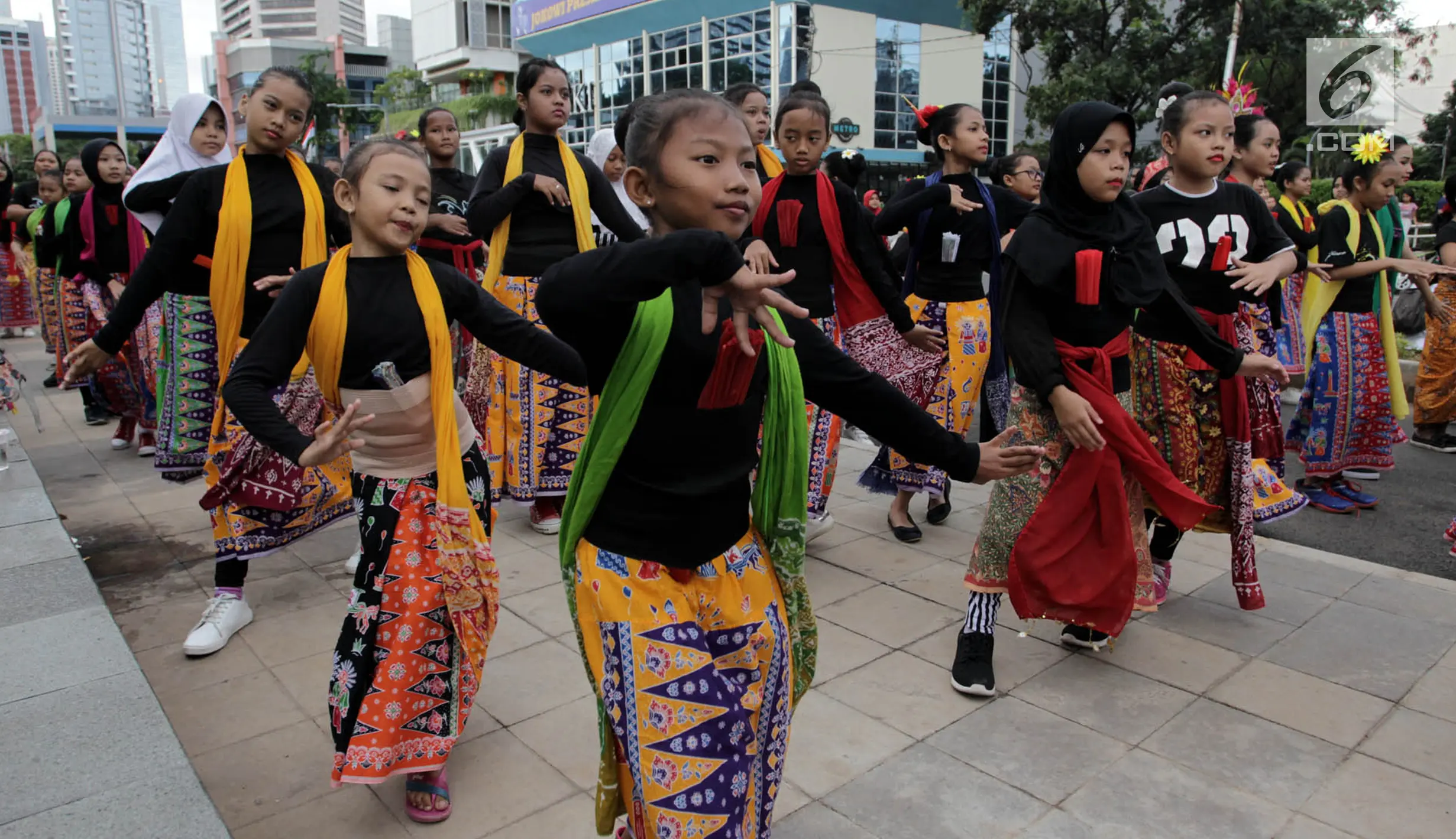 FOTO: Tari Massal Sambut MRT Jakarta Meriahkan Car Free Day - Foto ...