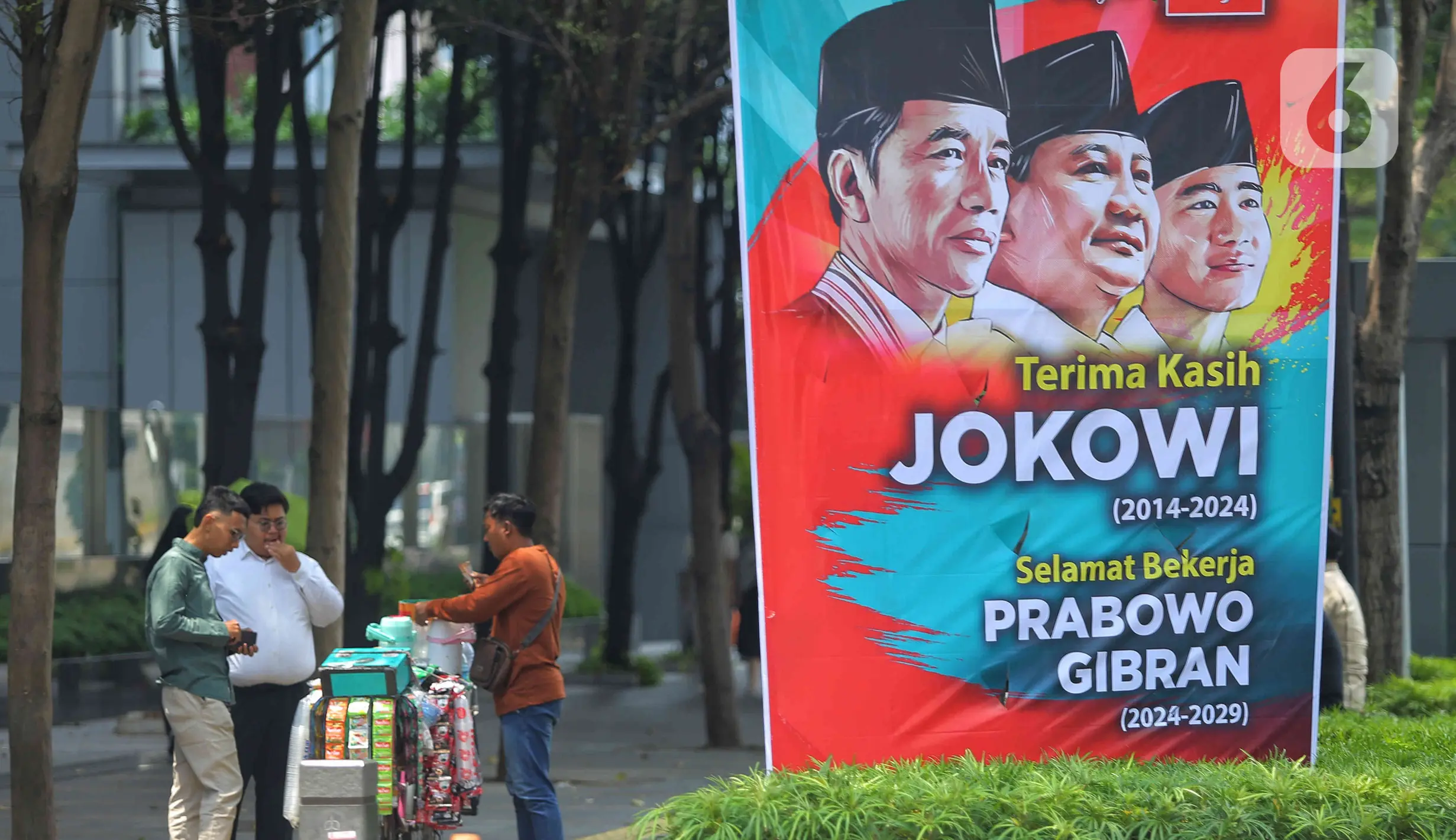 Jelang Pelantikan Prabowo-Gibran, Muncul Spanduk dan Baliho Terima Kasih Jokowi - Foto Liputan6.com
