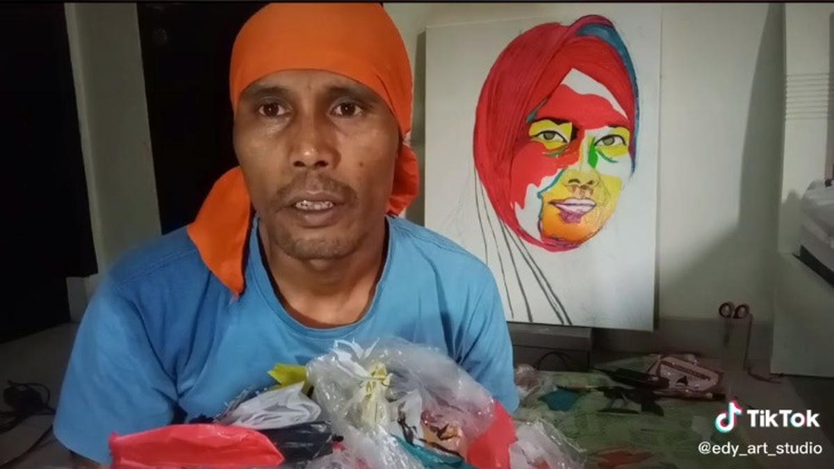 Viral, Pelukis Asal Medan Ini Sulap Limbah Plastik Jadi Lukisan yang Indah