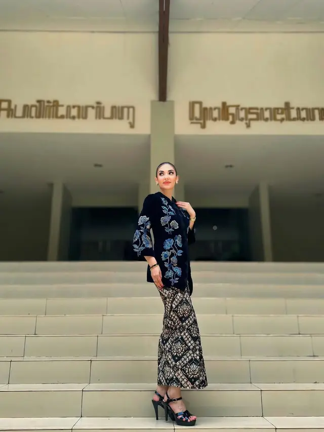 6 Gaya Ghina Raihanah saat Pakai Kebaya, Elegan Memesona - ShowBiz ...