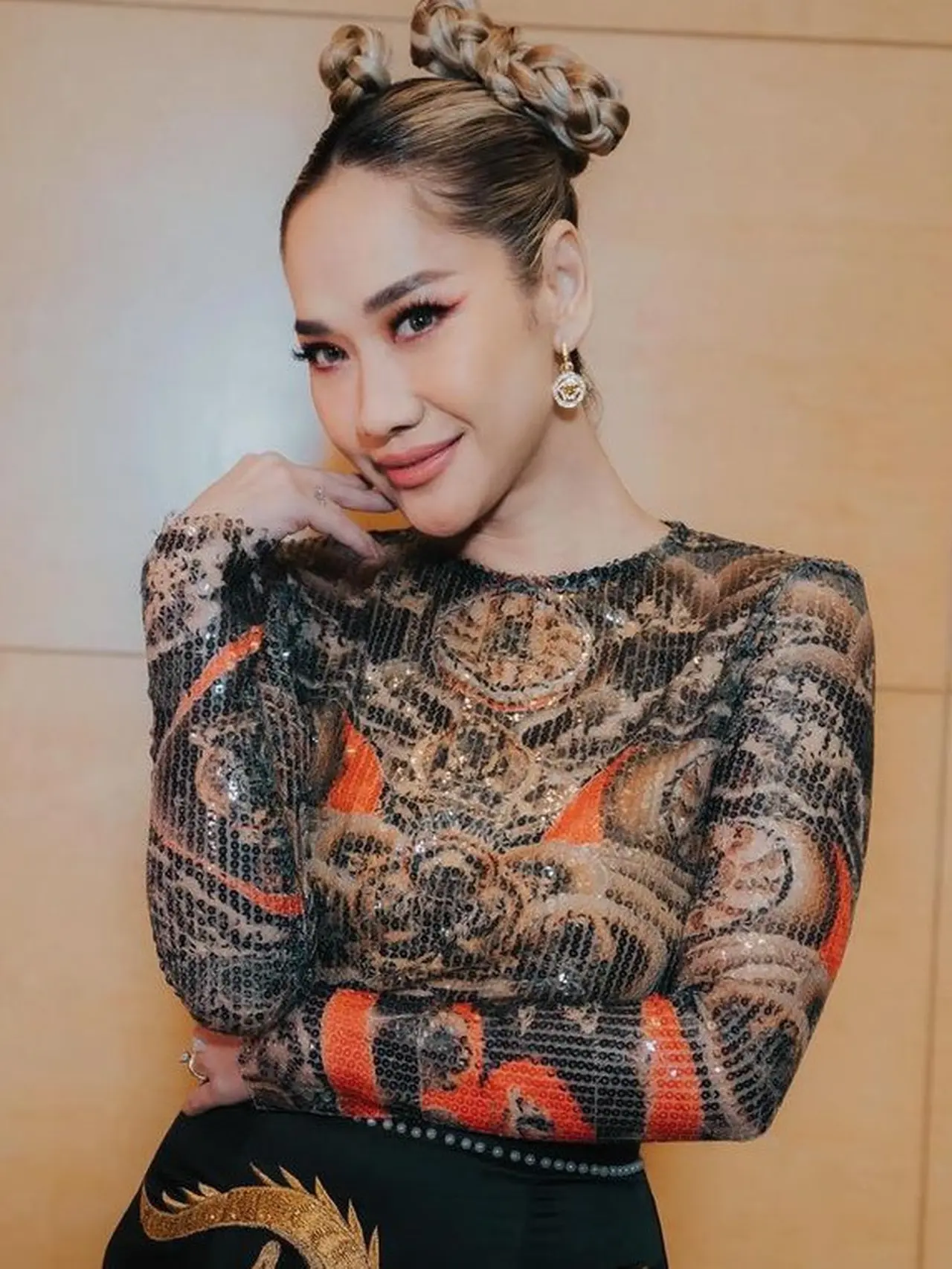 8 Tatanan Gaya Rambut Blonde Anti Membosankan dari Bunga Citra Lestari