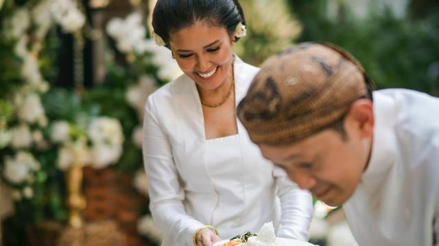 6 Potret Prosesi Tedhak Siten Anak Kedua Titi Rajo Bintang, Berlangsung ...
