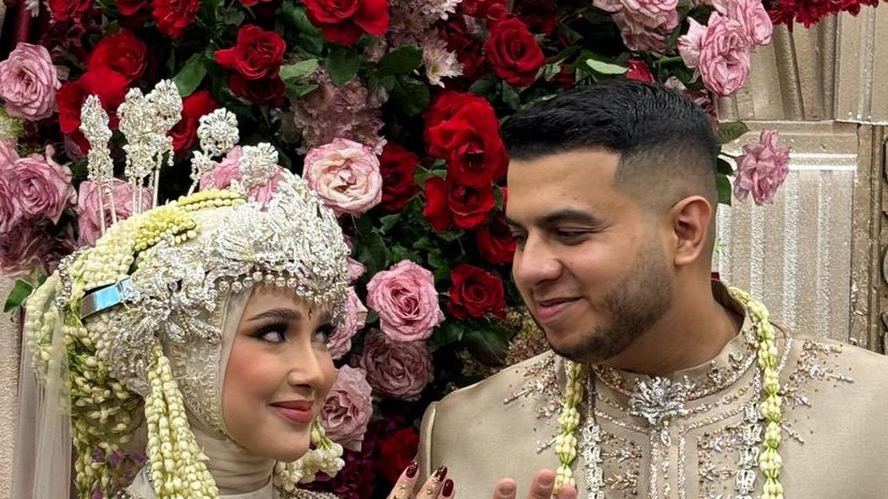Intip 6 Gaya Yislam Jaidi Menikah, Mengenakan Pakaian Adat Sunda